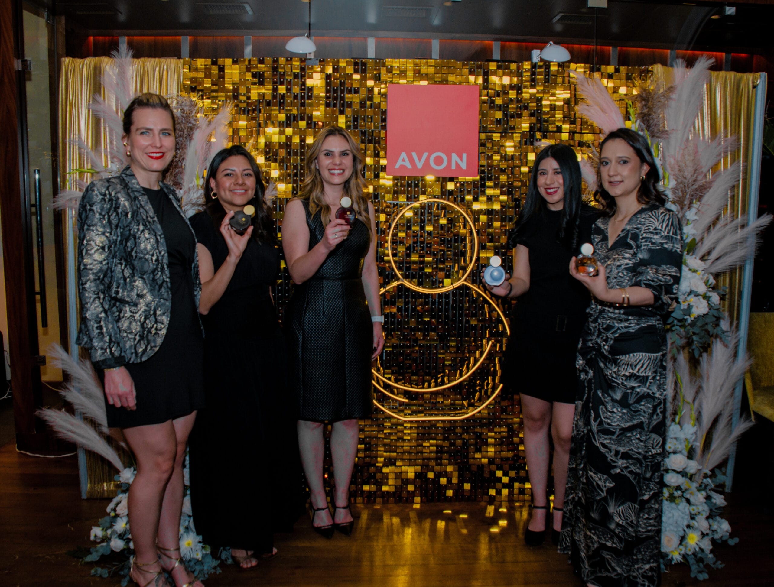 AVON PRESENTA SU RENOVADA LÍNEA DE FRAGANCIAS FAR AWAY: CELEBRANDO LA ...